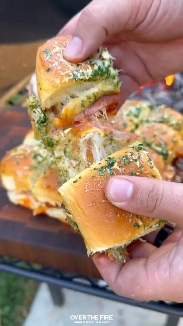 Spicy Italian Sliders #ad 🍖🌶️🌿🔥 Teaming up with @kingshawaiian to make ...